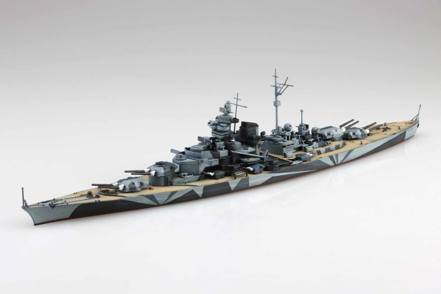メーカー希望小売価格はメーカーサイトに基づいて掲載していますドイツ海軍最強の戦艦「ビスマルク」級の2番艦「ティルピッツ」を1/700スケールでプラスチックモデルキット化。要点を抑えたパーツ構成で、シンプルで組み立て易く、かつ的確に再現できま...