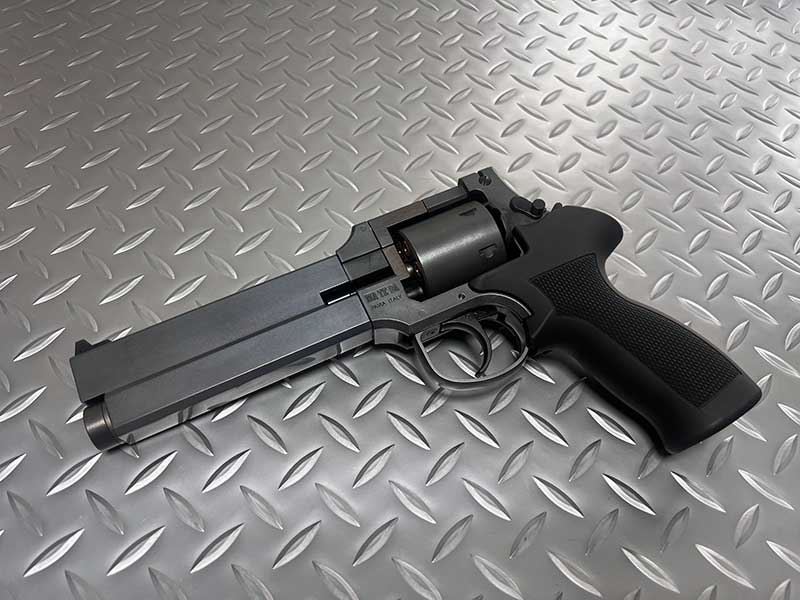 メーカー希望小売価格はメーカーサイトに基づいて掲載していますアナコンダ、M29、SAAに採用された新型パッキンXカートリッジ仕様 ・通常のリボルバーとは一味違う個性的なスタイル ・シチュエーションに合わせて調整が可能な可変ホップを搭載 ・カ...