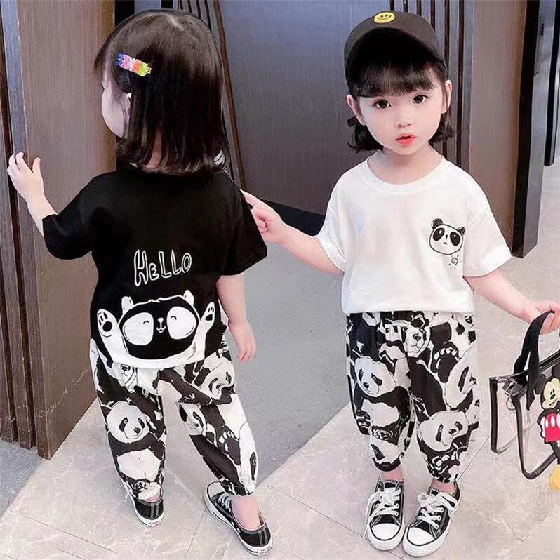 パンダのイラストが可愛いキッズ半袖Tシャツ上下セット。 肌馴染みのよい生地で快適な着心地◎ 普段のおしゃれはもちろん、ルームウェアやパジャマとしてもお勧め。 ユニセックスなデザイン、兄妹やお友達お揃いで着ても可愛いですね。 サイズ 90 1...