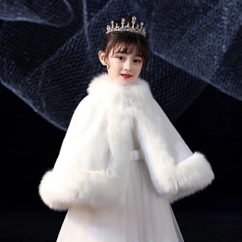 ふわふわのファーでゴージャス感アップ！肌寒い日のちょっとしたお出かけや、キッズドレスに合わせても雰囲気がかわります♪幅広くお使いいただけるボレロです。 ふわふわ軽い生地なのに、あったかい。 お子様の負担にならず優しく包み込むような暖かボレロ...