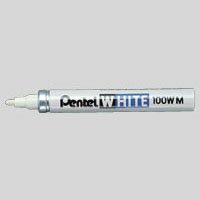 　【ペンテル】 ホワイト 中字 （X100W-MD）商品スペック　□本体色： 　□インク色： 白　□線巾： 中字2.5mm　□長： 143mm　□インク種類： 油性顔料CD-00002408※仕様変更で商品画像と異なる場合があります。ご了承...