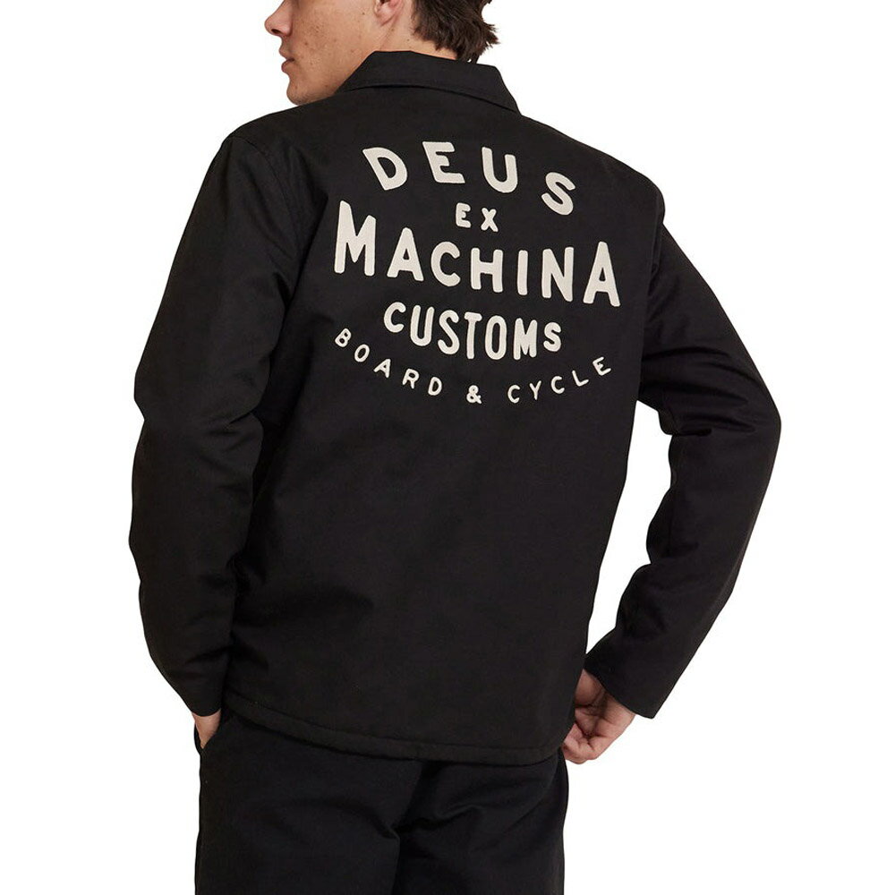 DEUS EX MACHINAのクラシックコレクションから登場するWORKSHOP COACH JACKETは、シンプルながらも存在感のある一着です。 フロントとバックに施されたロゴプリントが、ブランドのアイコニックなスタイルを強調。 裾部...