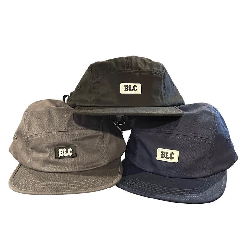 フロントにPVCネームを配し、シンプルながらも存在感のある仕上がりです。カジュアルなスタイルに馴染みやすく、日常使いに最適なアイテム。BLUCOらしいタフな素材感と、飽きのこないデザインが魅力です。 素材 綿 100% サイズ ONE SI...