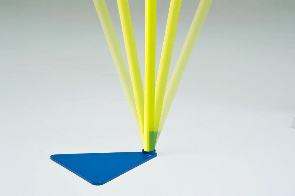 商品本体サイズ：ベース/幅37×奥行37cm、ポール/40mm×160cm、フラッグ/40×30cm商品重量：22.4kg/組杭が不要な置式コーナーフラッグ。ベース/スチール、ポール/硬質PVC、フラッグ/ナイロン台湾4組(バネ付ベース×4...
