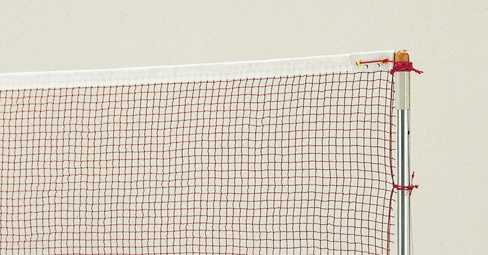 商品本体サイズ：幅76cm×長さ602cm商品重量：760g日本バドミントン協会検定品のバドミントンネット。綿有結節、引紐/ポリエステル9.4m、白帯/綿日本20S/15本網目/1.9cm日本バドミントン協会検定品学校体育 器具 施設 グラ...