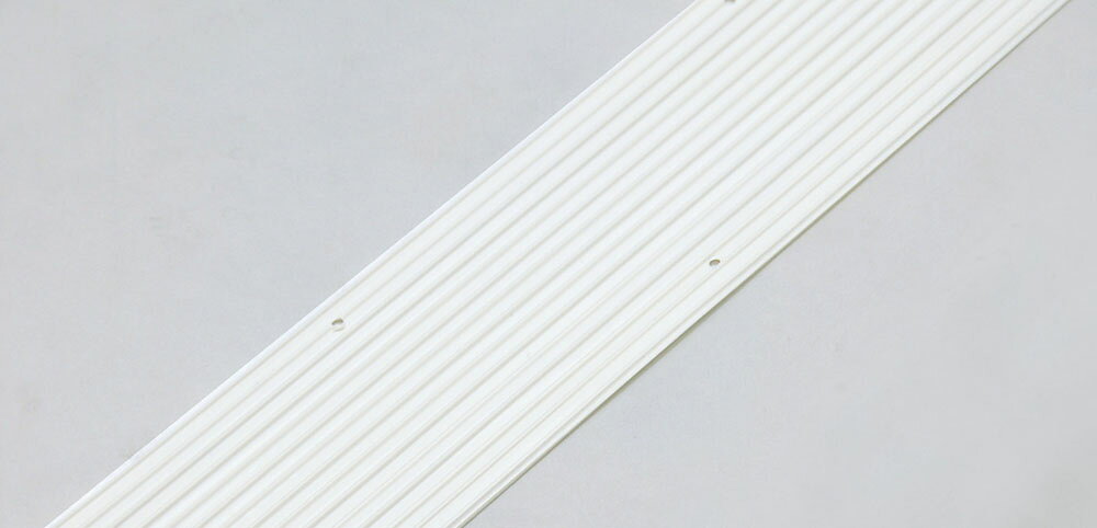 商品本体サイズ：幅50mm×厚さ0.8mm×150m商品重量：8.4kg球技コート用ラインテープ。グラスファイバー繊維入り強化テープ。表面スリップ止加工済み。PVC(グラスファイバー繊維入)日本球技コート用ラインテープ利用長さ目安/テニスコ...