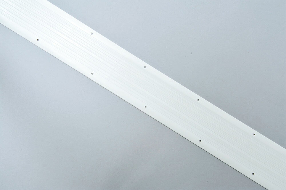 商品本体サイズ：幅50mm×厚さ1.1mm×150m商品重量：11.1kg球技コート用ラインテープ。グラスファイバー繊維入り強化テープ。両面スリップ抑制ライン入り。PVC(グラスファイバー繊維入)日本球技コート用ラインテープ利用長さ目安/テ...