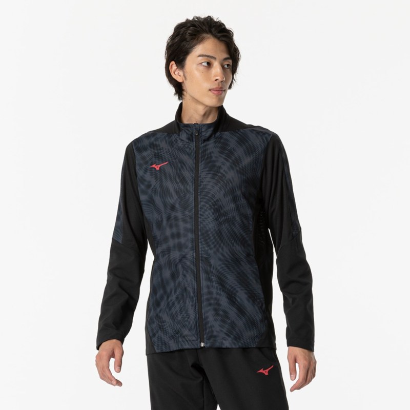 ■両脇ポケット付き（ファスナー有り） ■後身にDRY AEROFLOW再帰反射マークを使用。 ■シーズンテーマ柄をミズノマークに使用。 ＊『シーズンテーマ柄』は躍動的なグラフィックが心と体にエネルギーをチャージしてボルテージを高めてくれるグ...