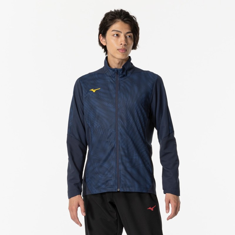 ■両脇ポケット付き（ファスナー有り） ■後身にDRY AEROFLOW再帰反射マークを使用。 ■シーズンテーマ柄をミズノマークに使用。 ＊『シーズンテーマ柄』は躍動的なグラフィックが心と体にエネルギーをチャージしてボルテージを高めてくれるグ...
