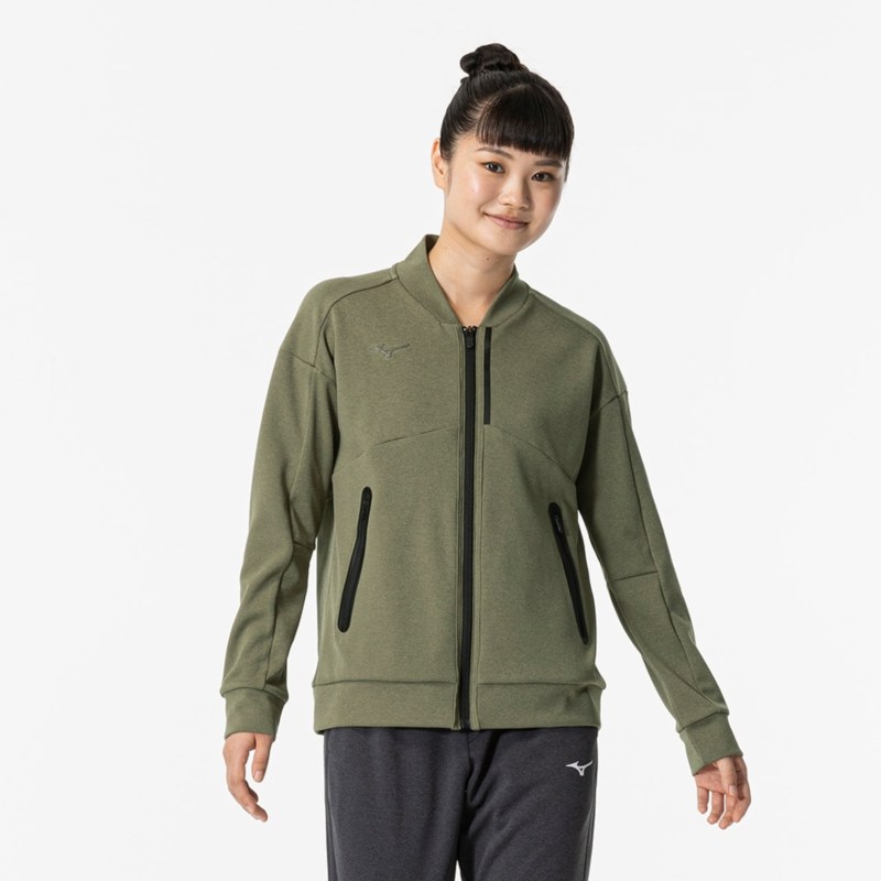 ■両脇ポケット付き（ファスナー有り） ■ストレッチ性があり、軽くて肌触りが良いソフトストレッチ素材を使用したジャケット。 ■左胸にMIZUNO刻印入り圧着転写加工。 ■右胸にはシーズンテーマ柄をデザインしたミズノマークを転写。 ＊『シーズン...