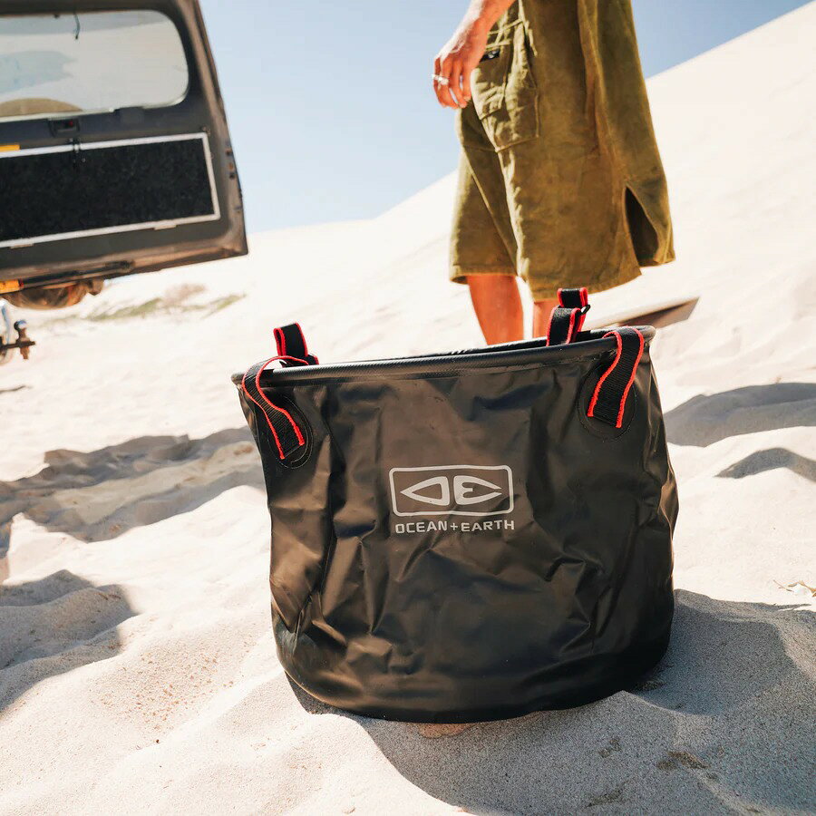 【O&E HIGH N DRY COLLAPSIBLE WETTY BUCKET】・O&E オリジナルバケツ・バケツの上で着替えが可能・折りたたみ可能なソフトウェットケース・底面排水加工が施されたクッション付き（約20mmフォーム）・耐久性...