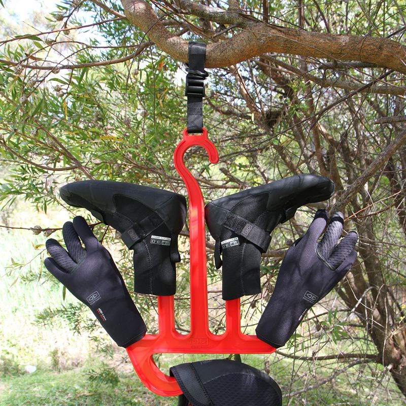 【 O&E QUICK DRY ACCESSORY HANGER 】サーフブーツ・サーフグローブ・ヘッドキャップなどを同時に干すことが可能。空気の流れを計算して構成された速乾ハンガーシステム。■ 仕様素材：強化プラスチックハンガーフック（リ...