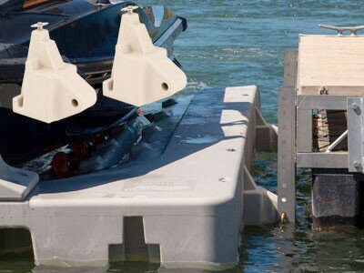 ●[レース仕様]に特化したHYDROTURFの別部門、それがHT MOTO(HTモト)です。過酷なレース環境をイメージしたカッティングデザイン、ステッチデザインとなっており、ワンオフでの製作も可能です。勝つためのワンランク上のレーシングアイ...