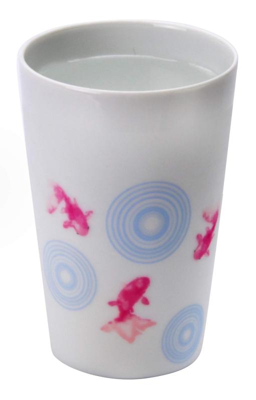 かくれ絵カップ タンブラーM 金魚 KR-005冷えた飲み物を入れると隠れた絵が浮きあがってくる不思議なカップ。サイズ:φ7.7×H11.3cm容量:330ml素材：薄くて軽い磁器製生産国：日本