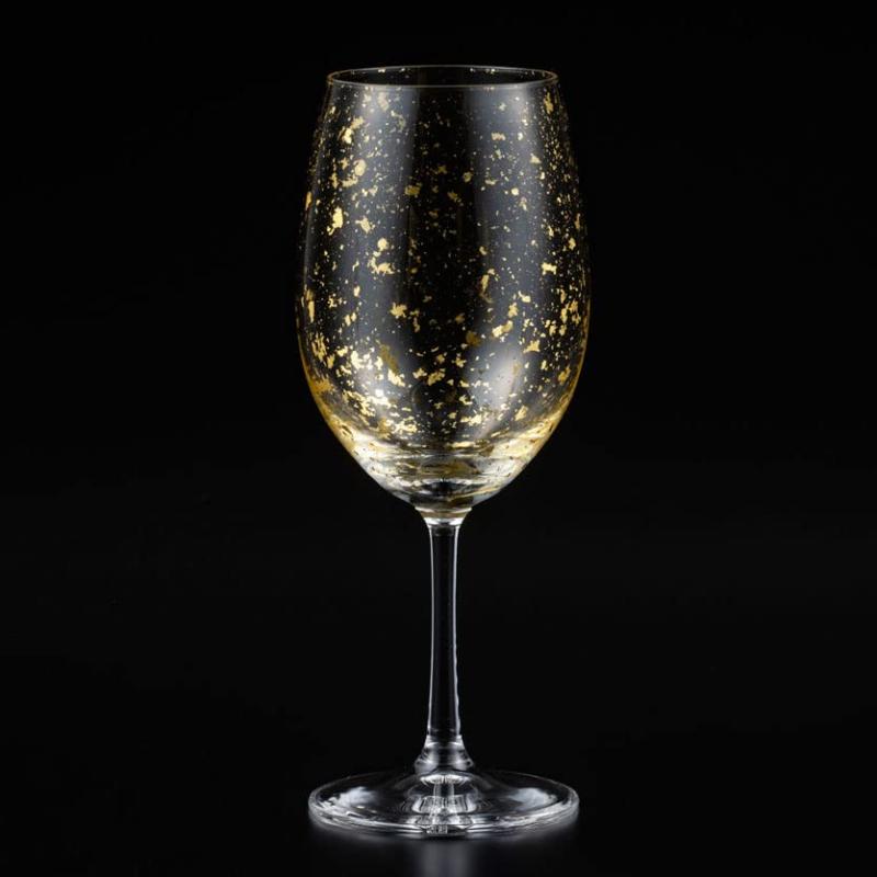 【箔一 和紙でラッピング】 Stardust ワイングラス ゴールド スターダストサイズ：φ85×H222mm（口径Φ62mm） 容量：445ml重量：200g素材：硝子、本金箔使用上の注意：やわらかいスポンジと中性洗剤で洗って頂けます。食...