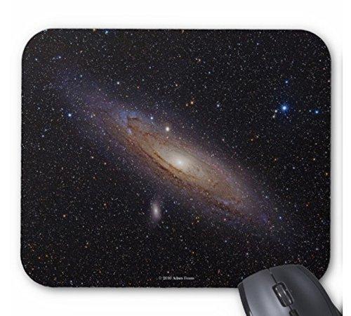 アンドロメダ銀河のマウスパッド：フォトパッド（宇宙シリーズ ）この商品は、熱帯スタジオのオリジナル製品です。マウスパッドの大きさは、小さ過ぎず大き過ぎない、ちょうどよい大きさ（幅232mm、縦196mm、厚さ3mm）です。角は丸みを付けてあ...
