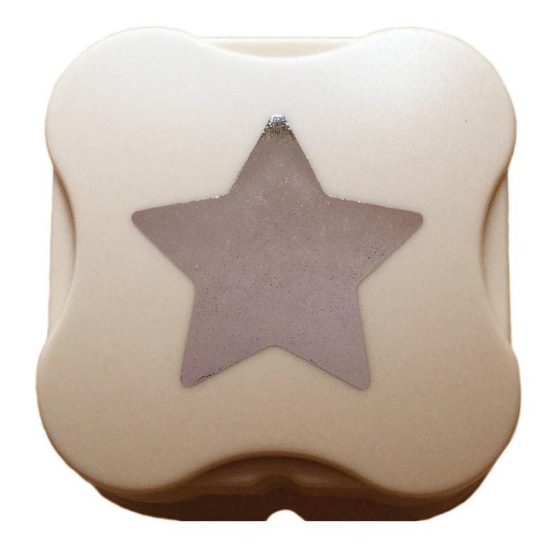 DECOP DOCODEMO PUNCH スター紙のどこにでもパンチできます。マグネット機能で紙を上下のパーツで挟んで上から押すだけ。外側のくぼみの目印を上下あわせればマグネットが固定されます。型抜きサイズ：約35x35mm