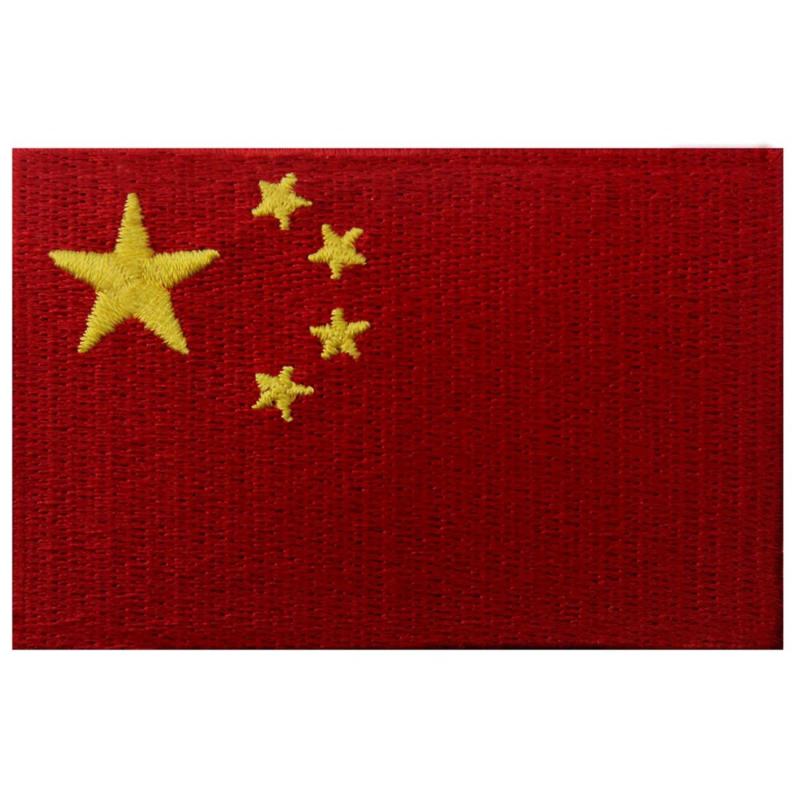 中華人民共和国 国旗 紋章 アップリケ 刺繍入りアイロン貼り付け/縫い付けワッペン背面熱接着式。アイロンまたは縫い付けでどんな衣類にも使用できます。アイロン接着されたワッペンが剥がれることはありません。サイズ：7.5*5 センチ。100%刺...