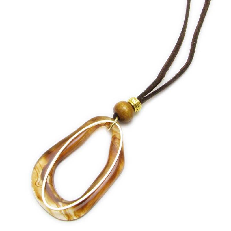 ネックレス レディース アクリル レザーネックレス ウッドビーズ ナチュラル 軽い ロング レザーペンダント JN10034アクリル製のカラートップを使用したレザーロングネックレス天然ウッドのビーズがナチュラルな印象ですゴールドカラーの金具...