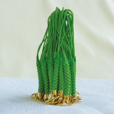 サイズ 全長約80mm 材　質 レーヨン（人絹）紐、真鍮 商品説明 国内生産。弊社で生産。張りのあるしっかりした根付紐です。丸カンは線径1.2mm、外径8mm、メッキは本金です。 ※根付紐は水に弱いものとなります。（接合部分が取れてしまいま...