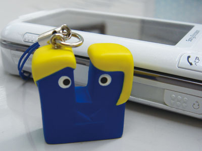 キャラクターサイズ 幅 25mm　高さ 25mm 材　質 ポリレンジ 商品説明 紐の材質はナイロン。 金具は真鍮と鉄をしようしています。小さな部品は絶対に呑み込まないようにお願いします。