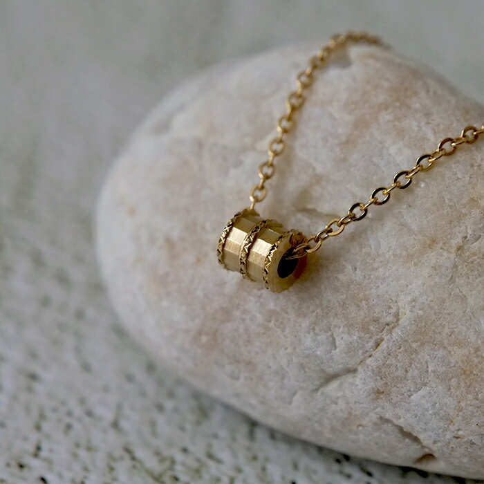 【商品説明】 金属アレルギーの方にも安心なステンレス製のネックレスです。 ・素材：チェーン部分・ステンレス316　トップ・ステンレス304 ※ゴールドカラーは18金真空メッキ ※必ずしもすべての方にアレルギーが起きないわけではありません。異...