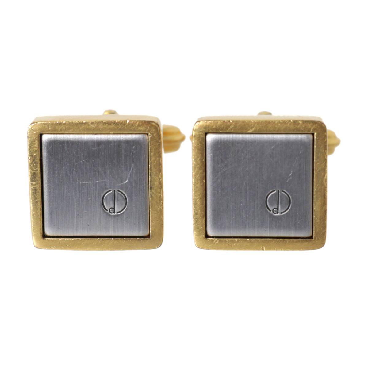 【ブランド名】Dunhill ダンヒル【商品名】カフス ロゴ スクエア【カラー】ゴールド×シルバー【サイズ】14×14×3mm※サイズはアナログメジャー(1mm目盛)実寸目視確認のため、多少の誤差はご容赦くださいませ。【詳細情報】全体に細か...