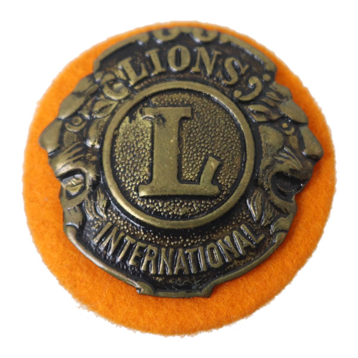 【商品名】LIONS CLUB ライオンズクラブ ピンバッジ 紋章 【サイズ】30.6×30(mm)※サイズはマイクロメジャーで測っておりますが、機械の測定精度(±0.2mm)程度の誤差はご容赦くださいませ。【詳細情報】スレ、傷、ヤケ、汚れ...