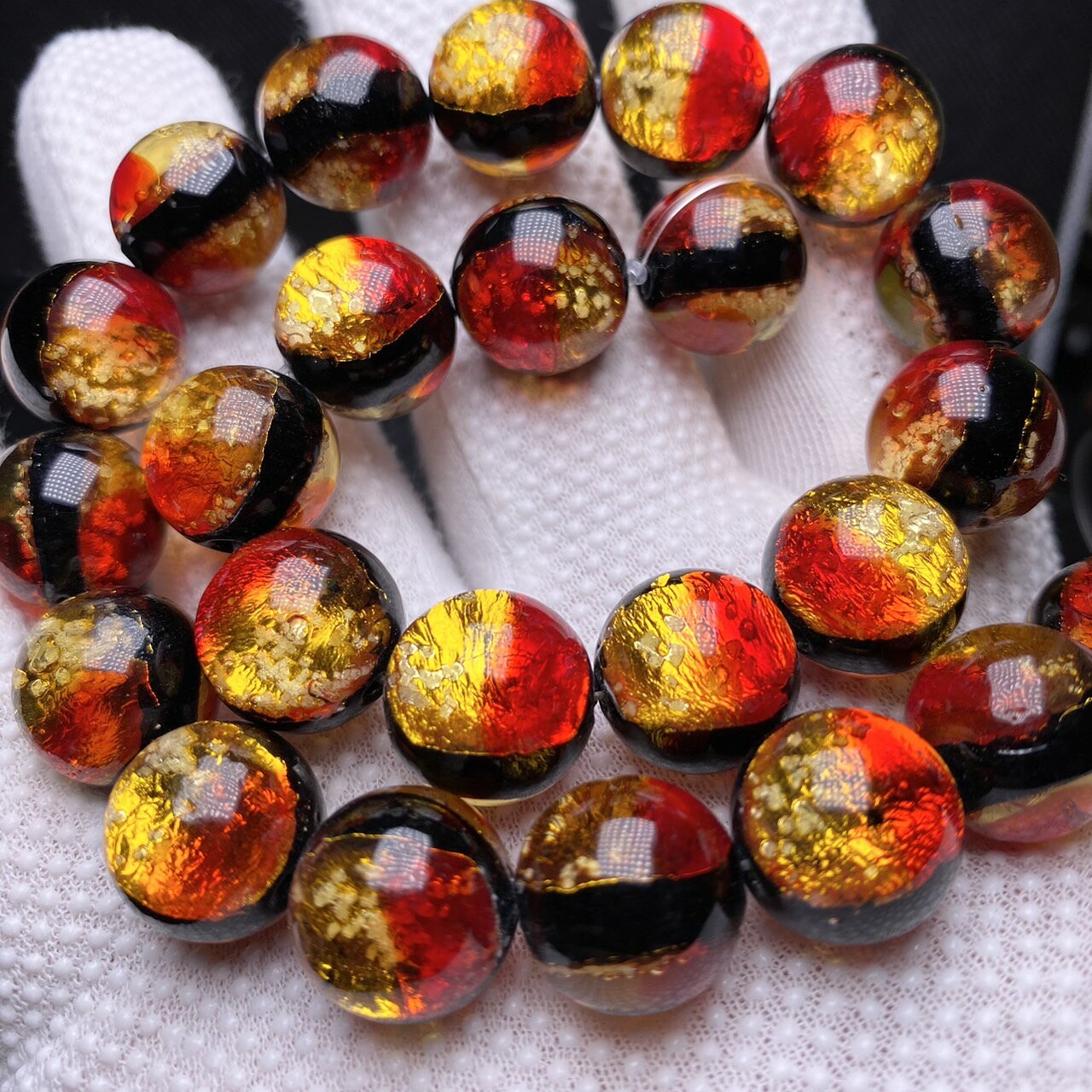 商品情報素材/材質ガラスサイズ/寸法14mm28粒その他商品説明両穴タイプ穴サイズ：1.5mm明るい場所で光を溜めて暗い場所で光る夜光タイプのホタルガラスです。ホタルガラスは、とんぼ玉と同じようにバーナーワークと呼ばれる成形技法を用いて作ら...