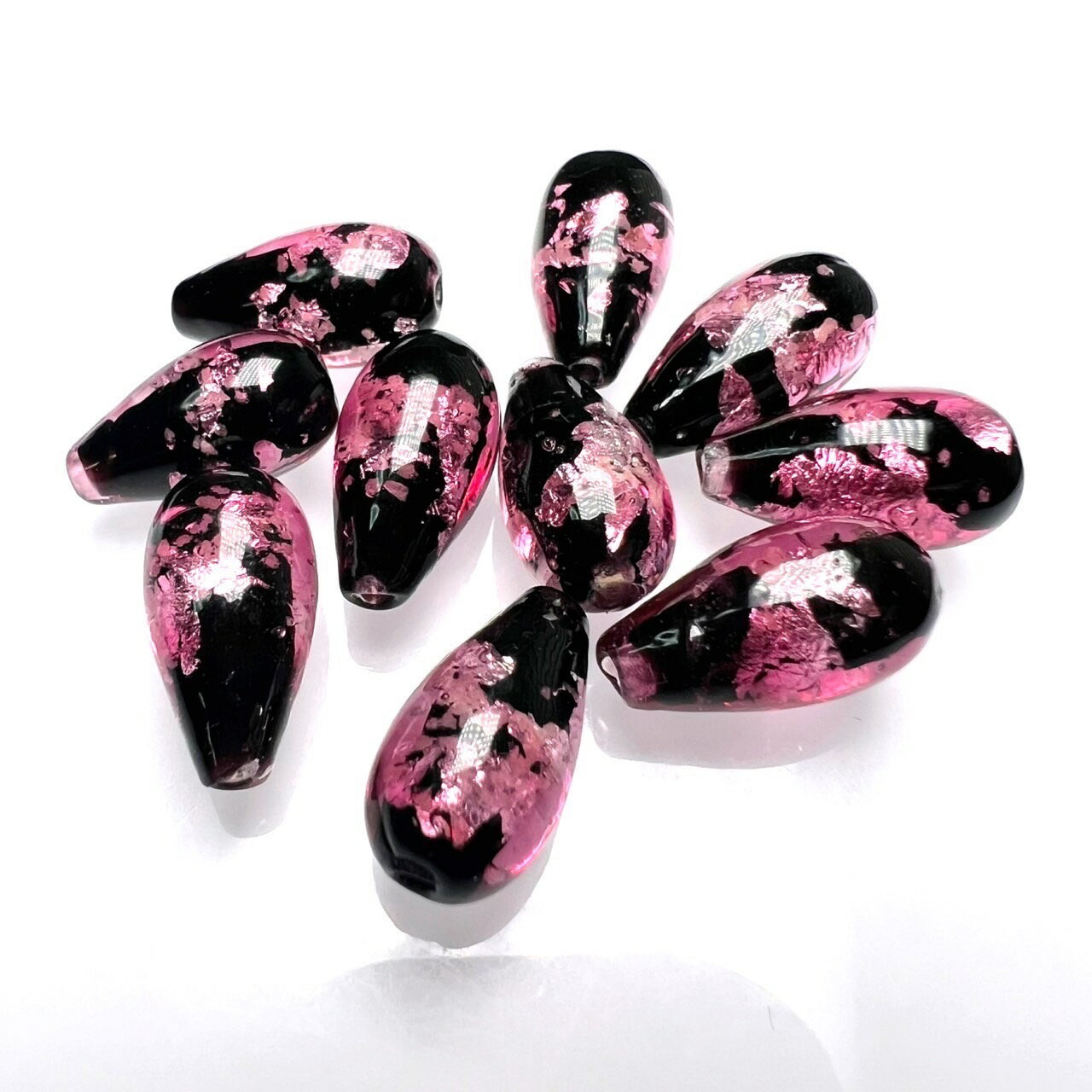 商品情報素材/材質ガラスサイズ/寸法8*15mmしずくその他商品説明両穴タイプ穴サイズ：1.5mm明るい場所で光を溜めて暗い場所で光る夜光タイプのホタルガラスです。ホタルガラスは、とんぼ玉と同じようにバーナーワークと呼ばれる成形技法を用いて...