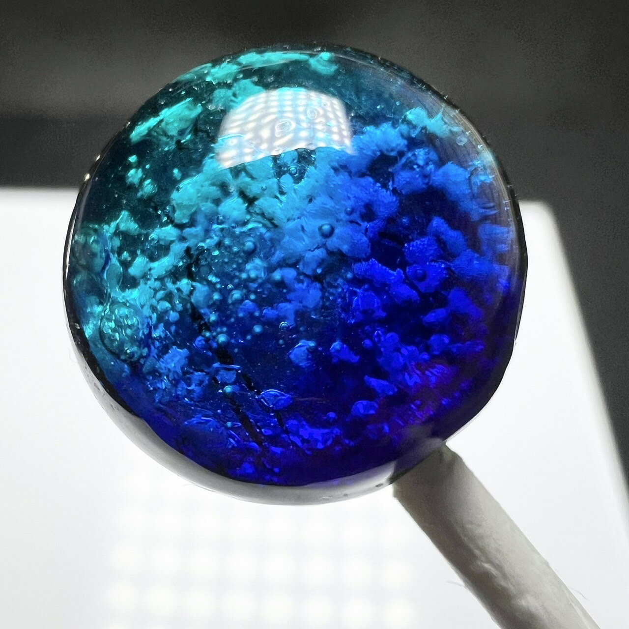 商品情報素材/材質ガラスサイズ/寸法両穴タイプ穴サイズ：1.5mmその他商品説明明るい場所で光を溜めて暗い場所で光る夜光タイプのホタルガラスです。ホタルガラスは、とんぼ玉と同じようにバーナーワークと呼ばれる成形技法を用いて作られた穴のあいた...