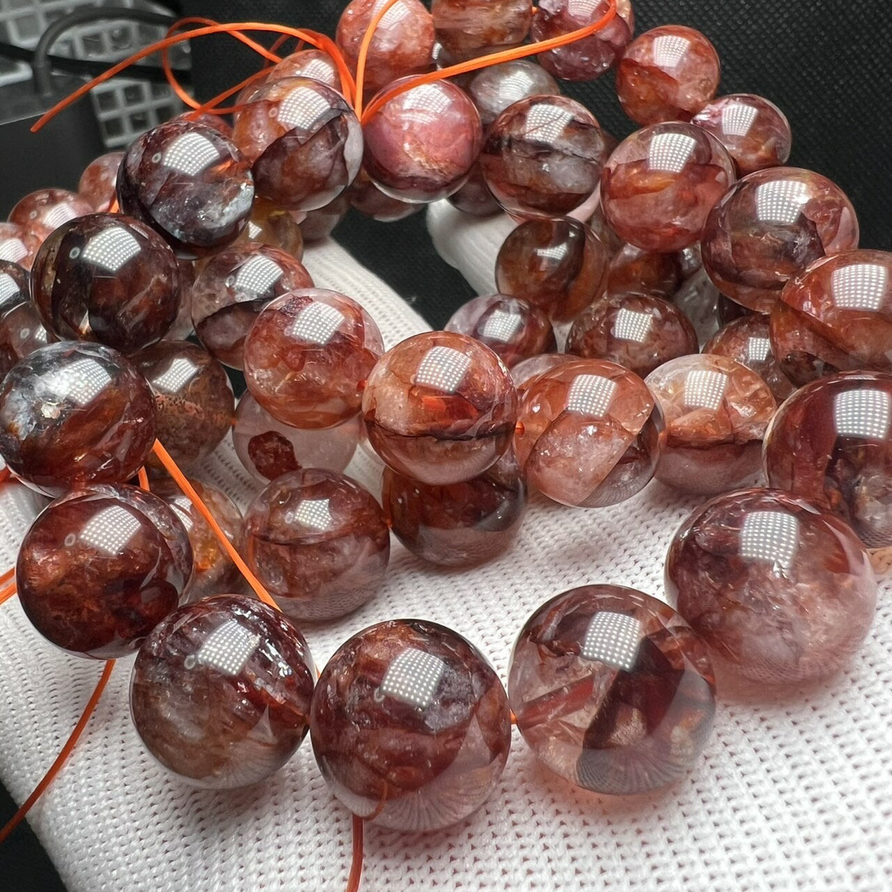 商品情報素材/材質天然石サイズ/寸法腕回りサイズ16.5-17cmその他商品説明ランダム発送：写真の中からブレスレット1本お届けいたします。穴サイズ:0.8mm天然石について天然石のためクラックや凹み、インクルージョン（内部の気泡や不純物）...