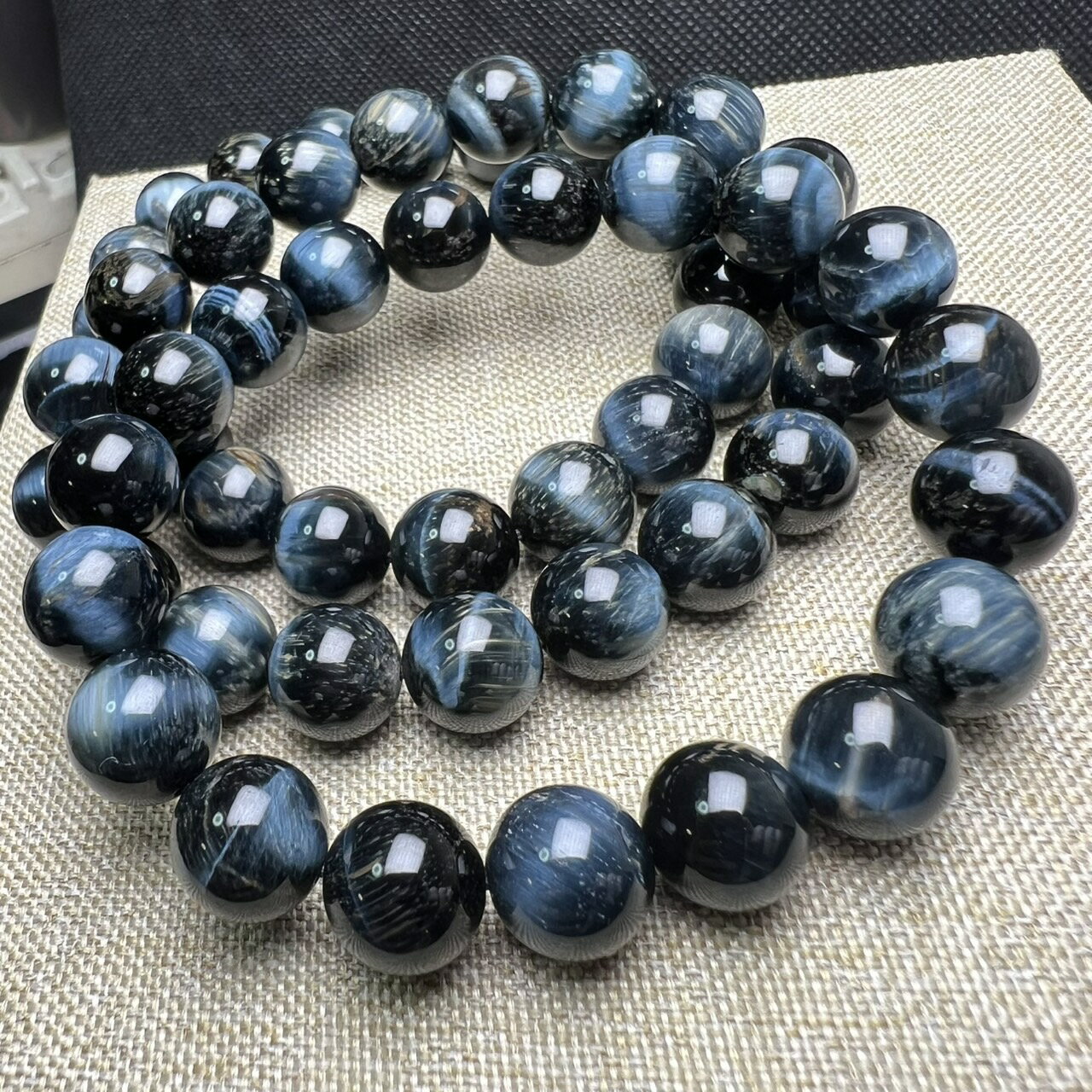 商品情報素材/材質天然石サイズ/寸法腕回りサイズ16cmブレスレット2本お届けいたします。その他商品説明天然石のためクラックや凹み、インクルージョン（内部の気泡や不純物）がある場合があります。ブレスレットの玉のサイズに多少の不揃いがある場合...