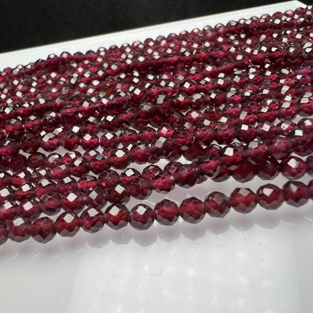 商品情報素材/材質天然石サイズ/寸法3mm38cmその他商品説明1連 約38cm ブレスレット2本分穴サイズ:0.8mm11月の誕生石天然石について　結晶、破裂のような模様、ヘコミのようなものがあります。注意モニター発色の具合により色合いが...