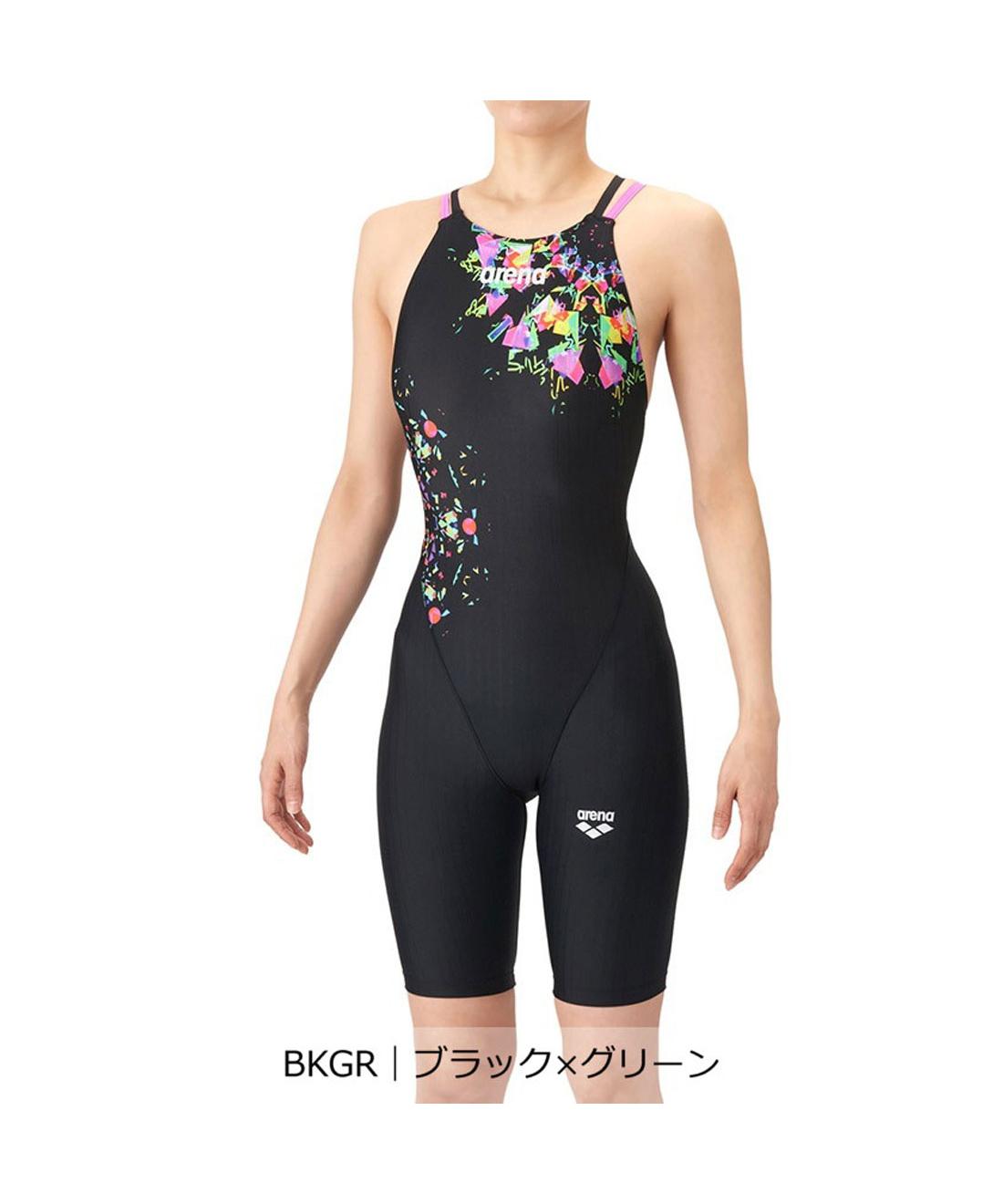 初級レーシングスイマーへ向けた「AQUA RACING」シリーズの競泳水着。公式大会に出場するために必要なWORLD AQUATICS（世界水泳連盟）承認モデル。環境に配慮したリサイクルポリエステルを使用したニット素材ECO AQUASTR...