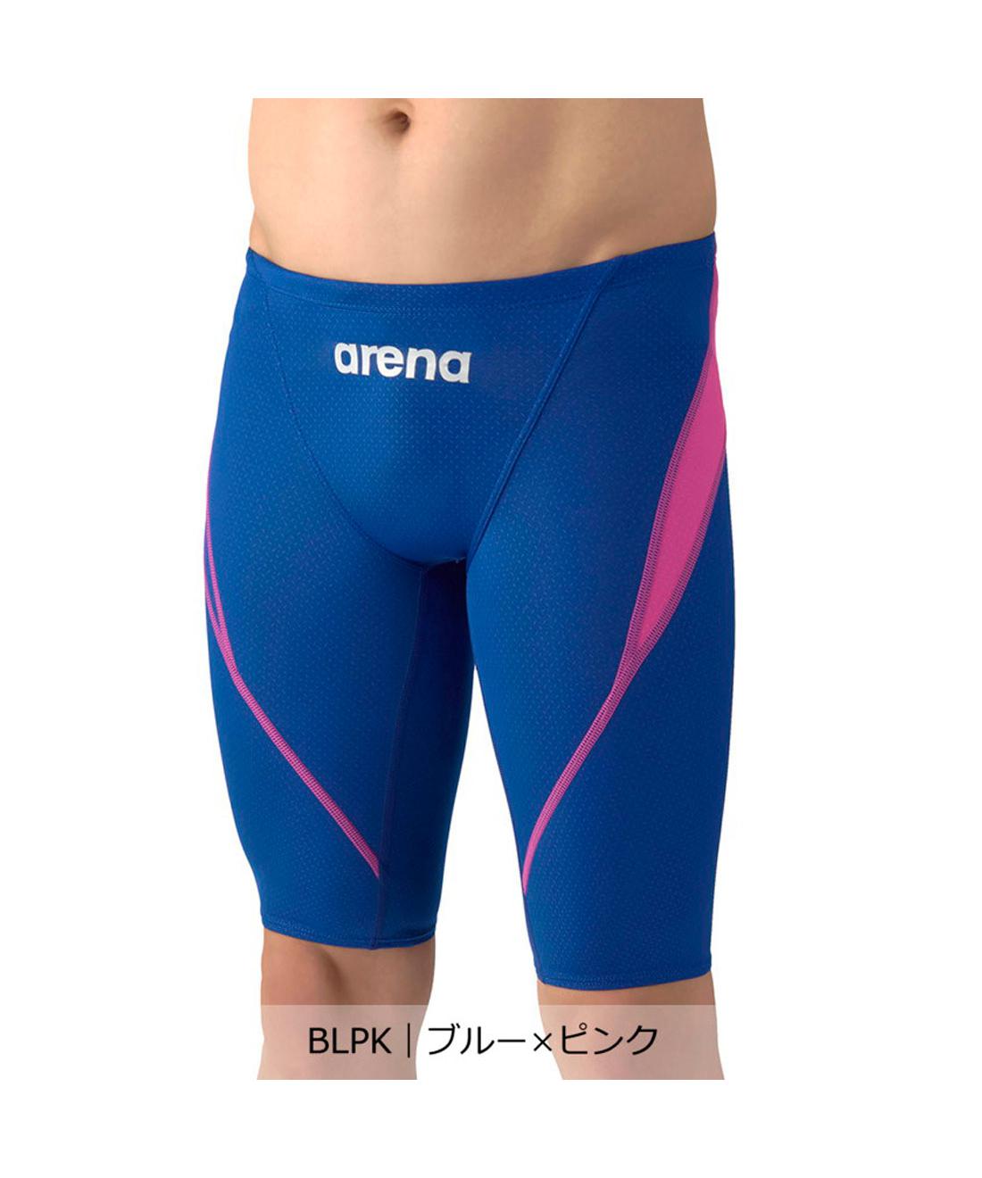 各地域大会に出場するスイマーにお勧めの「AQUA ADVANCED」シリーズのジュニア用競泳水着。公式大会に出場するために必要なWORLD AQUATICS（世界水泳連盟）承認モデル。ポリウレタンを身体に巻き付く横方向に配置した素材「AQU...