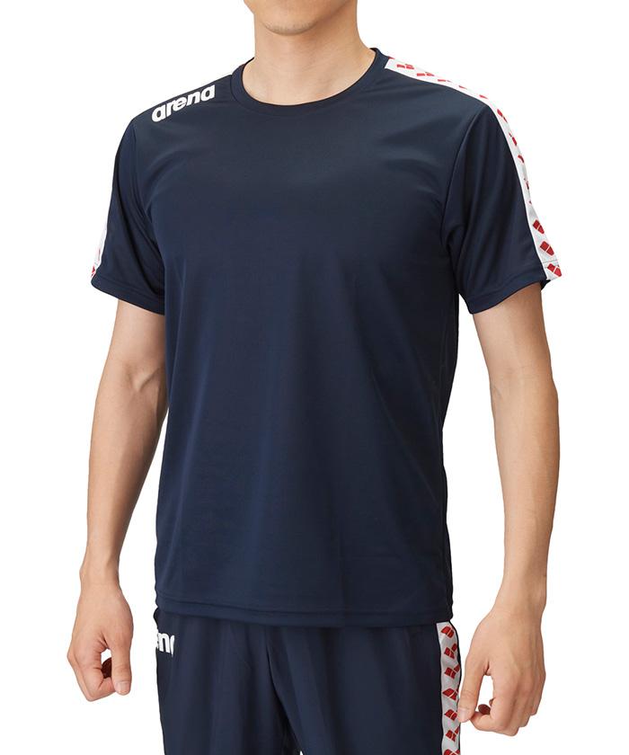 ドライメッシュ素材のTシャツでプールサイドでの着用に適しています。アリーナの象徴的なデザインであるライン使用デザインです。前身後ろ身にチームマークを入れやすいデザインです。#アリーナ#arena#水泳原産国：ベトナム【素材】ポリエステル10...