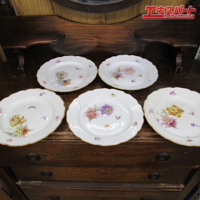 商品説明エキスパート藤沢辻堂店　1870年頃 　KPM 自然主義　金彩 花柄 絵皿 5枚セットでございます。白磁にの余白を活かし、昆虫と花柄を描いたKPMの絵皿 5枚セットです。白磁に映えるKPMらしい繊細な絵付けは、優雅なロマン主義に溢れ...