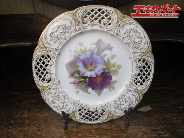 商品説明エキスパート藤沢辻堂店　KPM 直径約22.5cm 透かし模様が入った朝顔柄の絵皿でございます。薄青色と紫色の朝顔が咲いています。もう少しで花を咲かせようとしている蕾も描かれています。朝顔の周りにはスミレのような小花も描かれています...