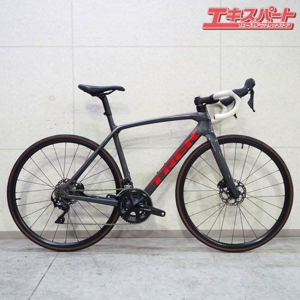 TREK EMONDA SL5 105 R7020 2×11S フルカーボンロード トレック エモンダ 戸塚店商品説明メーカー：TREK/トレックモデル名：EMONDA SL5/エモンダ SL5年式：2023年フレーム素材：カーボンフォーク...
