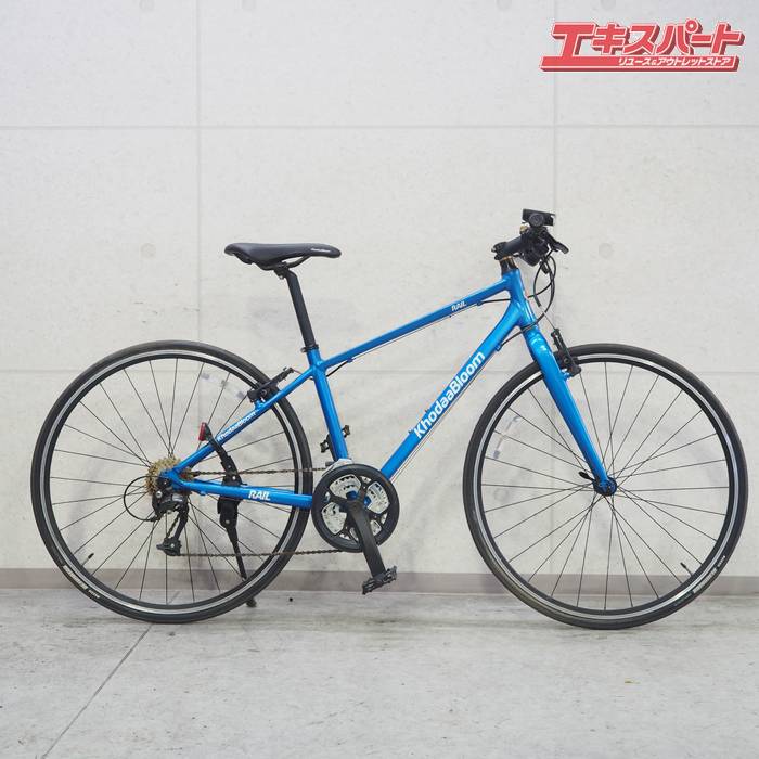 商品説明メーカー：khodaaBloom/コーダーブルーム モデル名：RAIL700A/レイル700A 年式：2018車体色：ブルーフレーム素材：アルミフォーク素材：アルミシフター：SHIMANO ALTUS SL-M2000Fディレーラー...