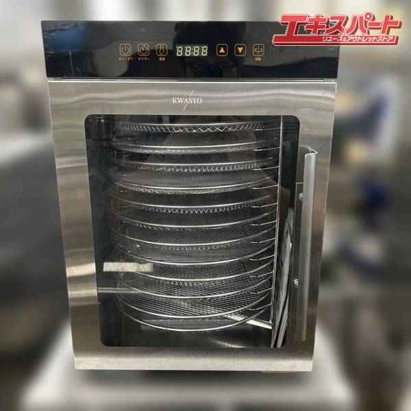 商品説明※他ECサイト・店舗でも併売しているため、購入タイミングによりキャンセルさせていただく場合がございます。予めご了承ください。KWASYO 12段回転式 フードドライヤー LT-16 戸塚店【商品詳細】寸法：幅36cm×奥行47cm×...