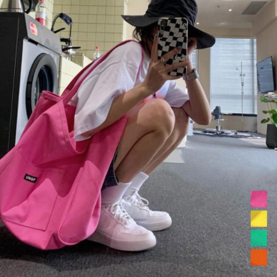 素材：綿80％+ポリエステル20％カラー：グリーン/ホットピンク/イエロー/オレンジサイズ：高さ:約37cm 底横幅:約36cm マチ:約21cm 持ち手:約66cm（調節不可、取り外し不可）重さ：約358g裏地：なし内ポケット：なし生産国...