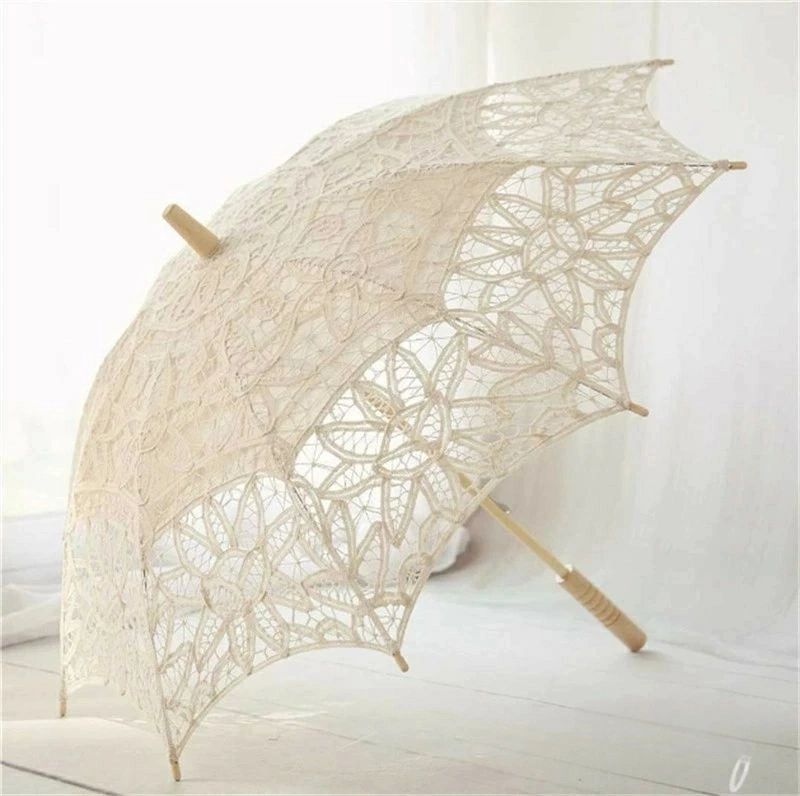 一本一本、手作業により作られますので味わいのある感じも楽しめます。 木製のハンドルは、快適なグリップ感を持続させます。 100％手作りの花柄のレースと刺繍のデザイン、絶妙な技量、ヴィンテージでエレガントな傘 おススメ：レースパラソルはスタイ...