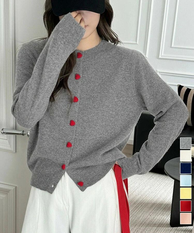 おしゃれニットトップス レディース きれいめカジュアル 長袖 大人可愛いセーターシンプル 洗えるニット クルーネック秋服フロントのレッドハートボタンが視線を集める、ガーリー感たっぷりのカーディガン。フェミニンなカラーラインナップで、コーデの...