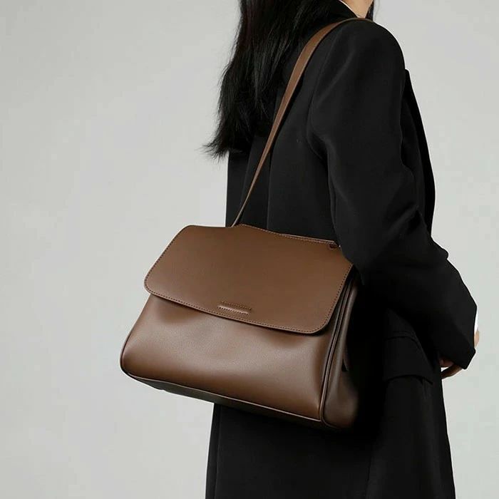 Demo素材 本革生産国 中国サイズ [縦]約25cm×[横]約28cm×[マチ]約13cm 三つストラップ：[ハンドル高さ]約10cm×[ショルダー長さ1]約21-29cm×[ショルダー長さ2]約44-52cm ※サイズは当店平置き実寸サ...