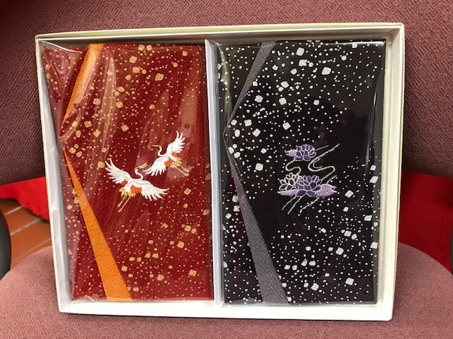 きらびやかな金彩と、美しい刺繍が人気の逸品。売れ筋商品です。★人気商品★(金封ふくさ2枚)横約12cm、縦約20cm箱サイズ：約26×21×2cm素材・成分：レーヨン100%■パッケージ：個別箱入り