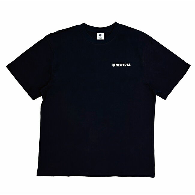 New Brand NEWTRAL 入荷しました！！ 胸元に施されたロゴがさりげないアクセントとなるTシャツ。 ミニマルなデザインで、カジュアルにもきれいめにも着こなせる万能アイテムです。 リラックス感のあるスタンダードフィットが、快適な着...