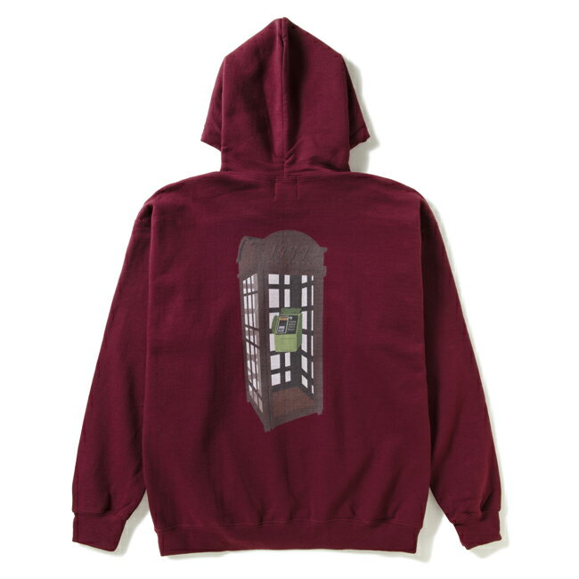 人気の電話BOXグラフィックがパーカーになって登場！！ 渋谷や新宿など、都内の数か所に実在する公衆電話BOXをサンプリングしたこちらのグラフィックフーディ。 色々なショップやブランドのステッカーがいっぱい貼ってある赤茶色のボックス‼️見つけ...