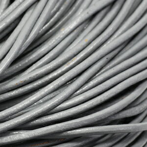 ●表示価格は長さ1m分のお値段です。　1m単位でお好きな長さにカットしてお送りします。　例：2パック注文　→　長さ2mにカット！　例：5パック注文　→　長さ5mにカット！ 注：太さ約2mmの丸皮紐ですが通常の丸革紐よりも平たいところが多いで...